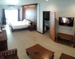 River view with jacuzzi room | Roupa hipoalergénica, secretária, Wi-fi grátis, roupa de cama fornecida