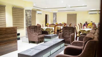 Pequenos-almoços, almoços, jantares servidos, cozinha local