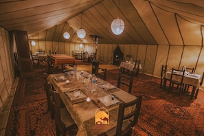 Café da manhã, almoço e jantar; culinária local