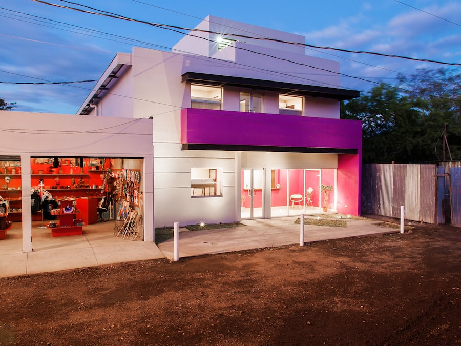 Fachada da propriedade à noite