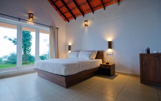 Cofres nos quartos, escrivaninha, quartos à prova de som