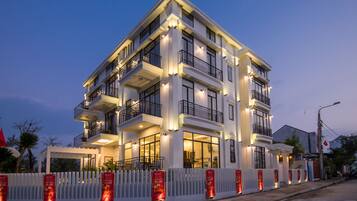 Fachada do alojamento (tarde/noite)