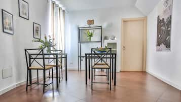 Quarto casal, acessível | Escrivaninha, Wi-Fi de cortesia, roupa de cama