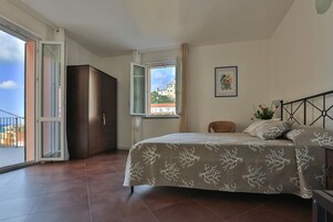 Quarto Duplo, terraço, vista para o mar | Secretária, Wi-fi grátis, roupa de cama fornecida 
