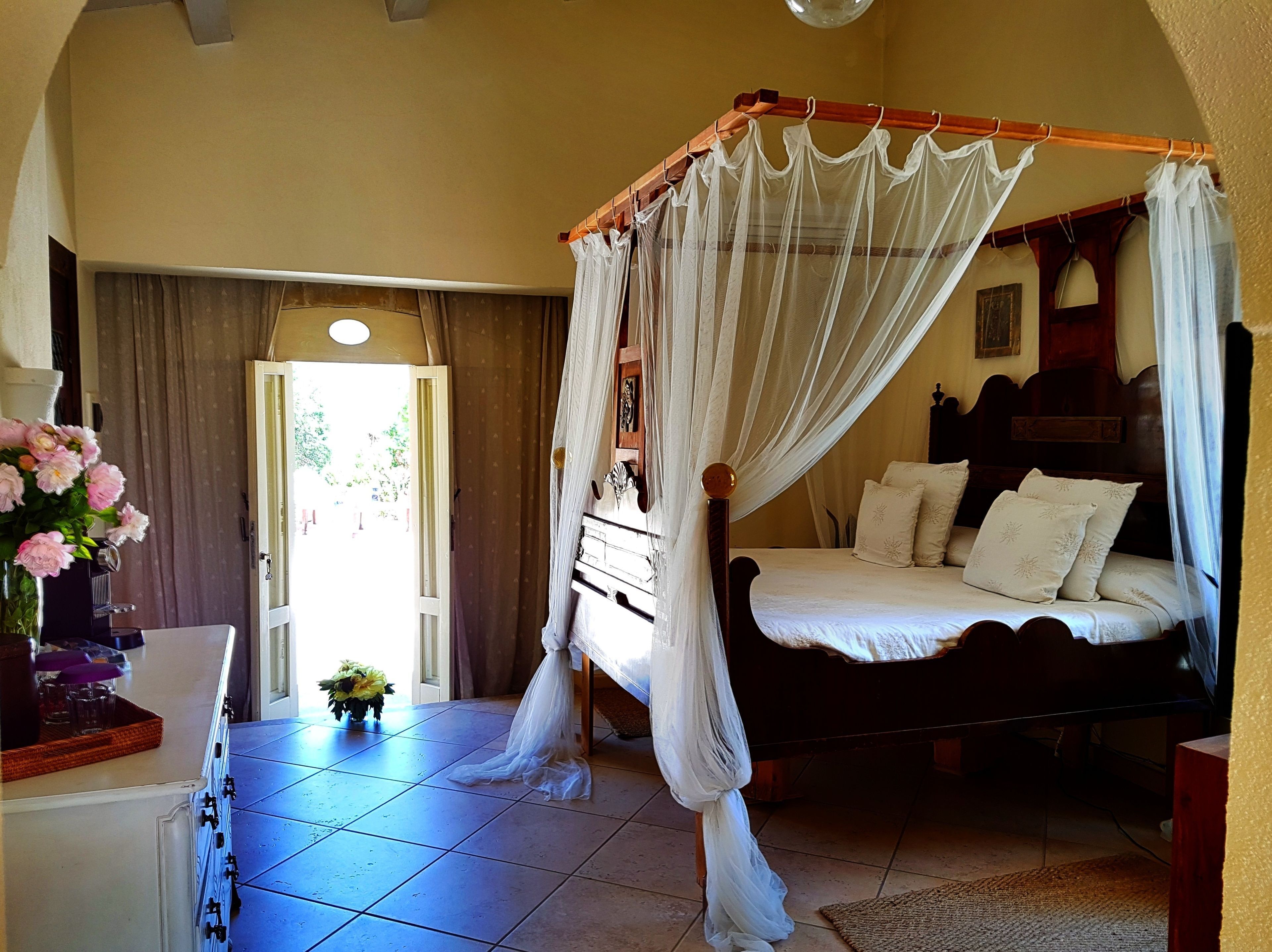 Frigobar, escrivaninha, Wi-Fi de cortesia, roupa de cama