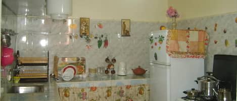 Apartamento, 2 quartos | Cozinha privada | Um frigorífico/congelador grande, um forno, uma placa de cozinha