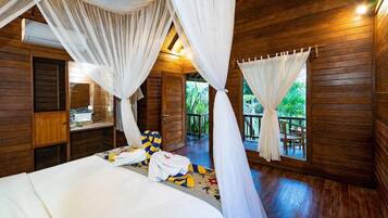 Frigobar, cofres nos quartos, escrivaninha