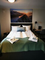 Quarto Duplo Superior, Vista para a cidade | Roupa de alta qualidade, secretária, cortinas/cortinados opacos 