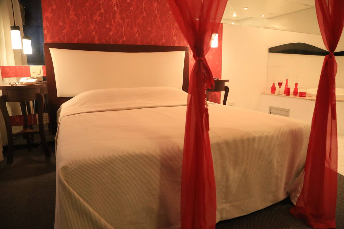Minibar, secretária, cortinas/cortinados opacos, ferro/tábua de engomar