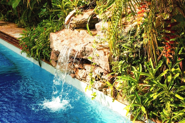 Piscina externa, funciona das 9h às 22h, espreguiçadeiras