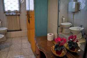 Quarto casal ou duplo standard (Private External Bathroom) | Banheiro | Chuveiro, secador de cabelo, bidê, toalhas de banho