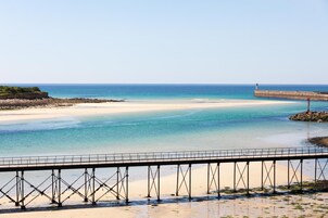 Na praia, esqui aquático, windsurf, caiaque 