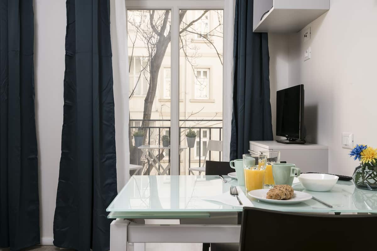 Estúdio Exclusivo, 2 camas individuais, varanda (B) | Ferro/tábua de engomar, Wi-fi grátis, roupa de cama fornecida