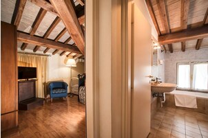 Chuveiro, produtos de toalete grátis, secador de cabelo, bidê