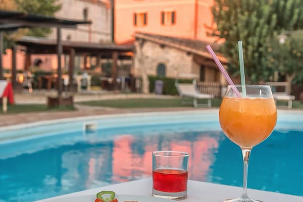 Piscina externa, guarda-sóis, espreguiçadeiras