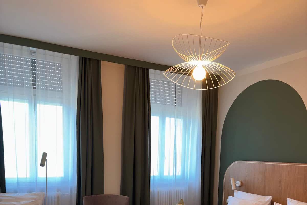 Quarto Triplo | Cofre no quarto, secretária, cortinas/cortinados opacos, Wi-fi grátis