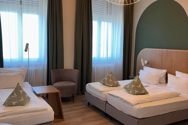 Quarto triplo | Cofres nos quartos, escrivaninha, cortinas blackout, Wi-Fi de cortesia