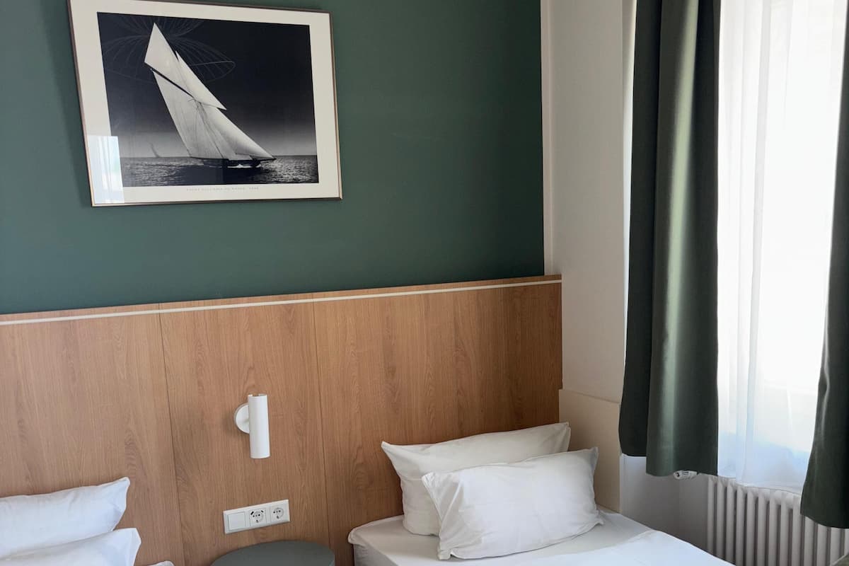 Quarto Quádruplo | Cofre no quarto, secretária, cortinas/cortinados opacos, Wi-fi grátis
