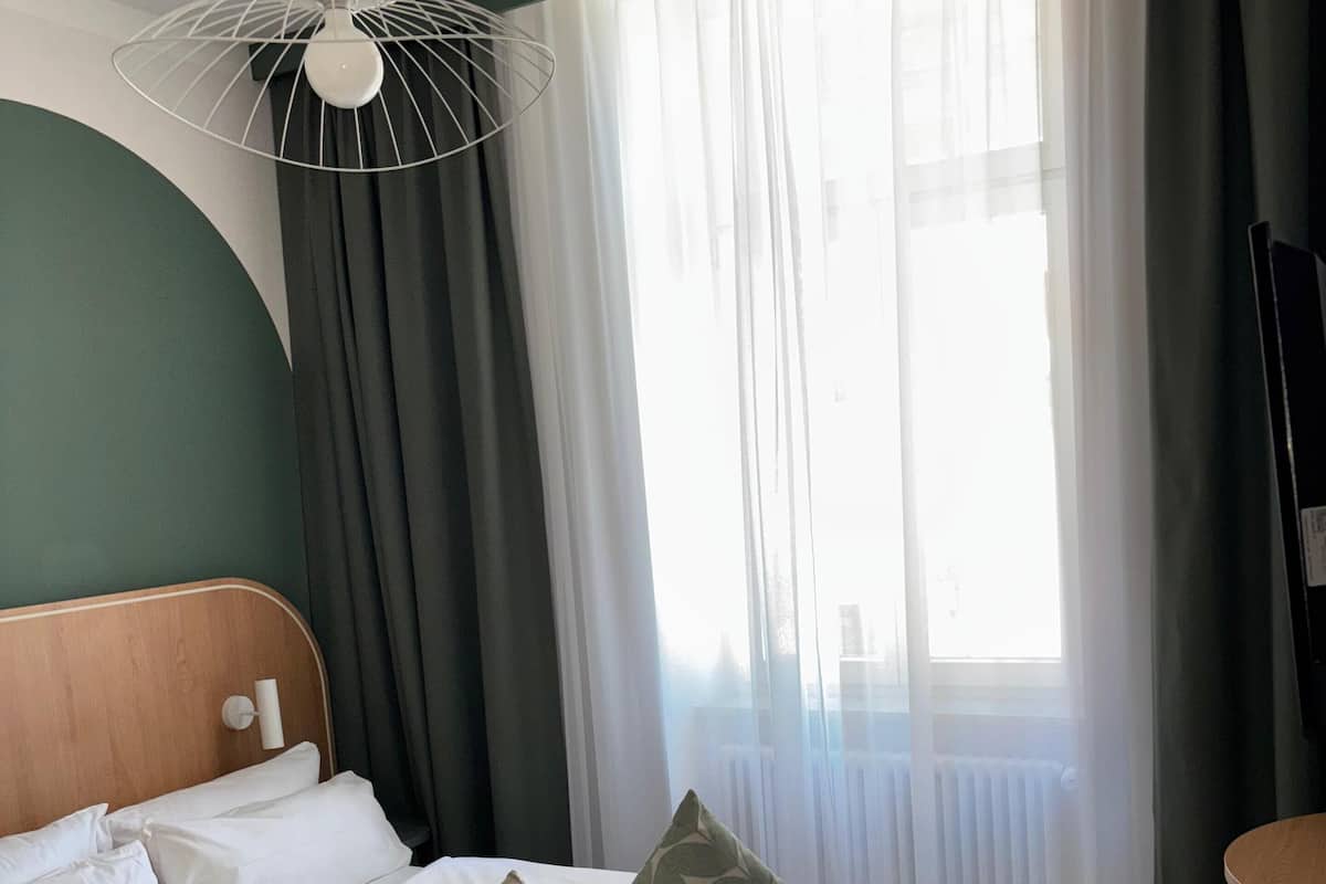Quarto Duplo Básico | Cofre no quarto, secretária, cortinas/cortinados opacos, Wi-fi grátis