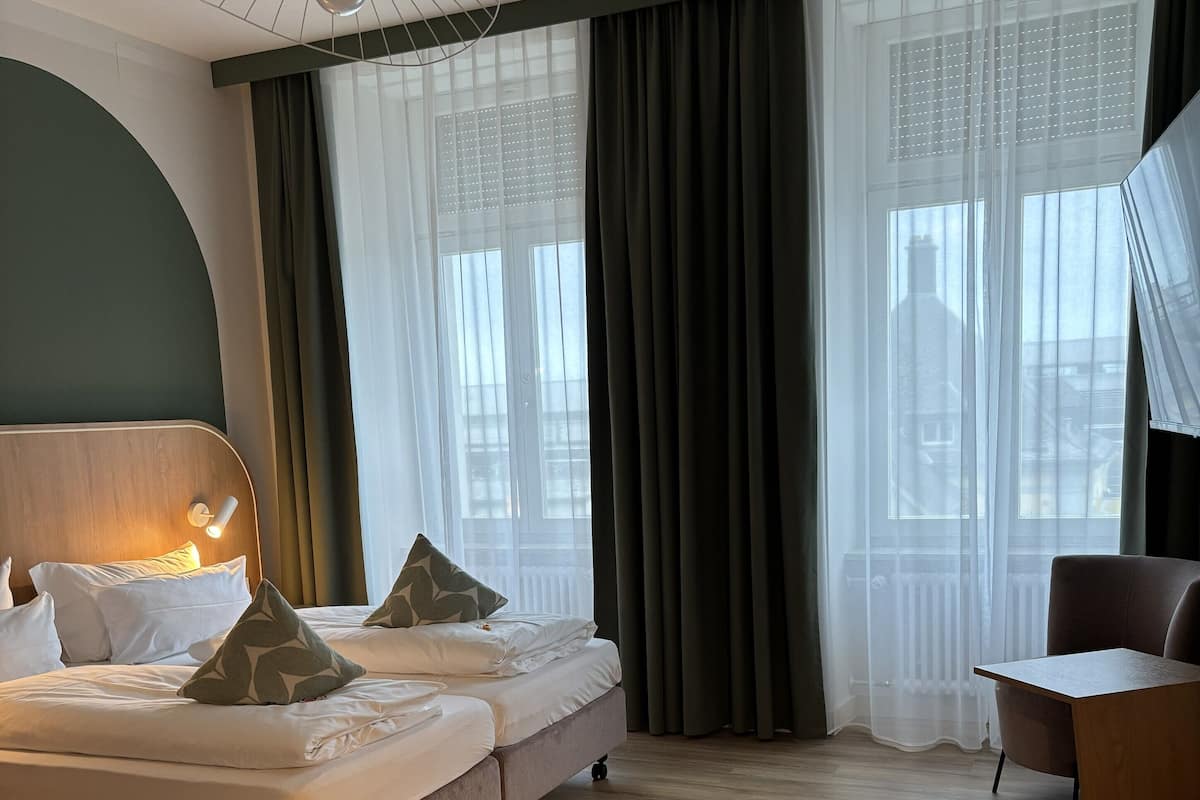 Quarto Duplo ou Twin (accessible) | Cofre no quarto, secretária, cortinas/cortinados opacos, Wi-fi grátis