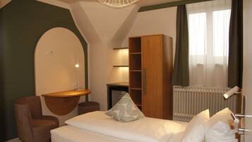 Quarto solteiro standard | Cofres nos quartos, escrivaninha, cortinas blackout, Wi-Fi de cortesia