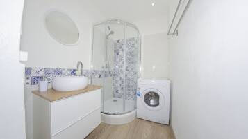 Estúdio Design, varanda | Casa de banho | Um polibã, artigos de higiene pessoal grátis, um secador de cabelo