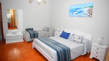Roupas de cama premium, escrivaninha, Wi-Fi de cortesia