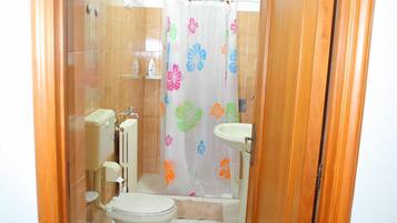 Um polibã, um chuveiro fixo, artigos de higiene pessoal grátis, roupões