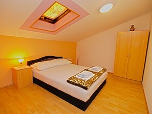 Ferros/tábuas de passar roupa, berços, Wi-Fi de cortesia, roupa de cama