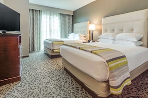 Cofre no quarto, secretária, cortinas/cortinados opacos