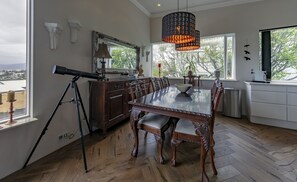 Vila superluxo, 3 quartos, sauna seca, vista para a cidade | 3 quartos, edredons de pluma, camas Tempur-Pedic