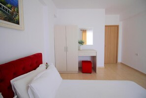 Apartamento, vista para o mar | Quartos à prova de som, ferros/tábuas de passar roupa, Wi-Fi de cortesia