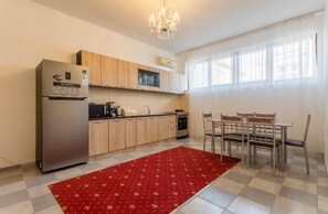 Geladeira, micro-ondas, cooktop