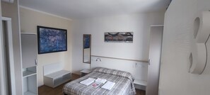 Quarto casal standard | Cofres nos quartos, escrivaninha, Wi-Fi de cortesia, roupa de cama