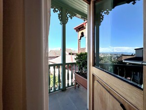 Quarto Duplo Económico | Roupa de alta qualidade, minibar, cofre no quarto