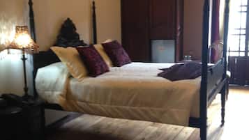 Quarto Duplo Comfort, 1 cama queen-size, varanda, Vista para a cidade | Cofre no quarto, secretária, ferro/tábua de engomar, Wi-fi grátis