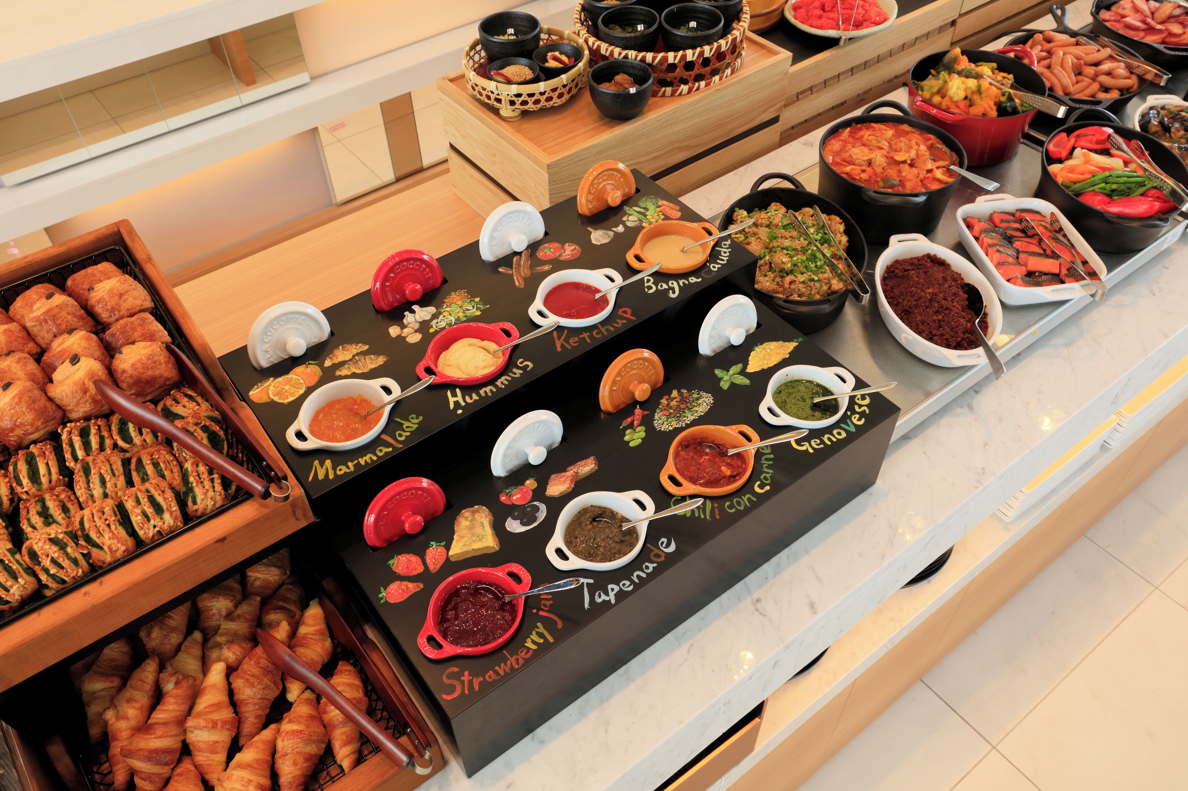 Um buffet com diversos alimentos e acompanhamentos.