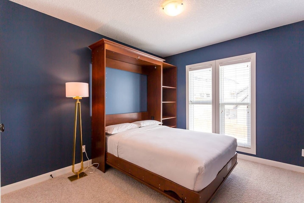 Upscale Modern Mountain View W/ Private Sauna! - Cochrane