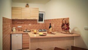 Estúdio, terraço (1) | Cozinha privada | Uma cafeteira/bule, um frigorífico, uma placa de cozinha 
