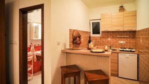 Estúdio, terraço (2) | Kitchenette privada | Uma cafeteira/bule, um frigorífico, uma placa de cozinha 
