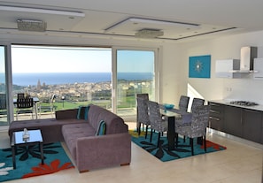 Apartamento, 2 quartos, vista para o mar | Sala de estar | TV de ecrã plano
