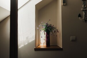 Duplex | Individualmente mobiliados, escrivaninha, cortinas blackout