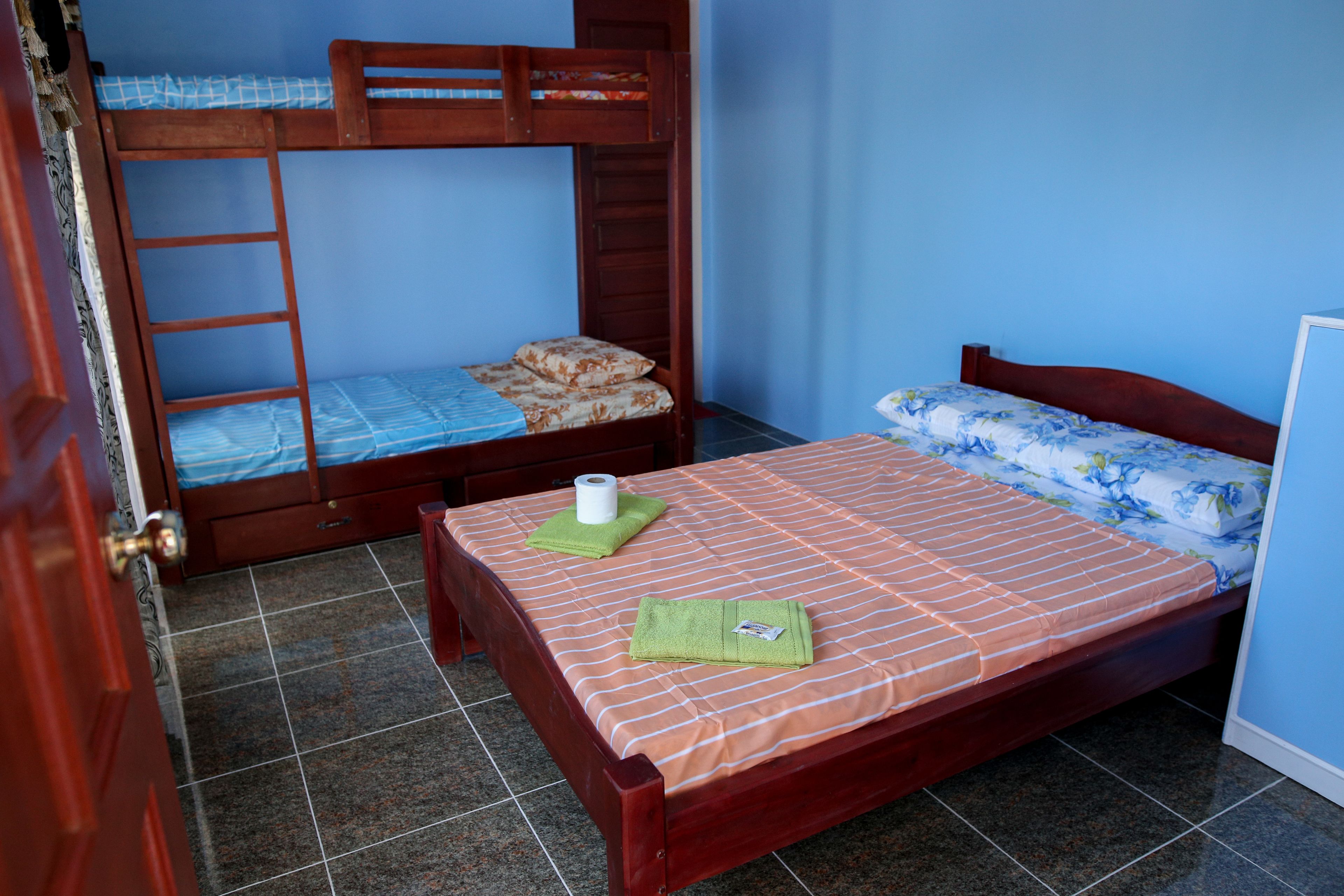 Casa (Pink, Quad Room) | Ferro/tábua de engomar 