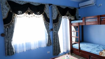 Casa (Pink, Quad Room) | Ferro/tábua de engomar, camas desdobráveis