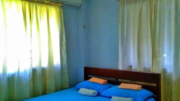 Quarto Duplo Básico, casa de banho partilhada | Cofre no quarto, secretária, quartos insonorizados, Wi-fi grátis