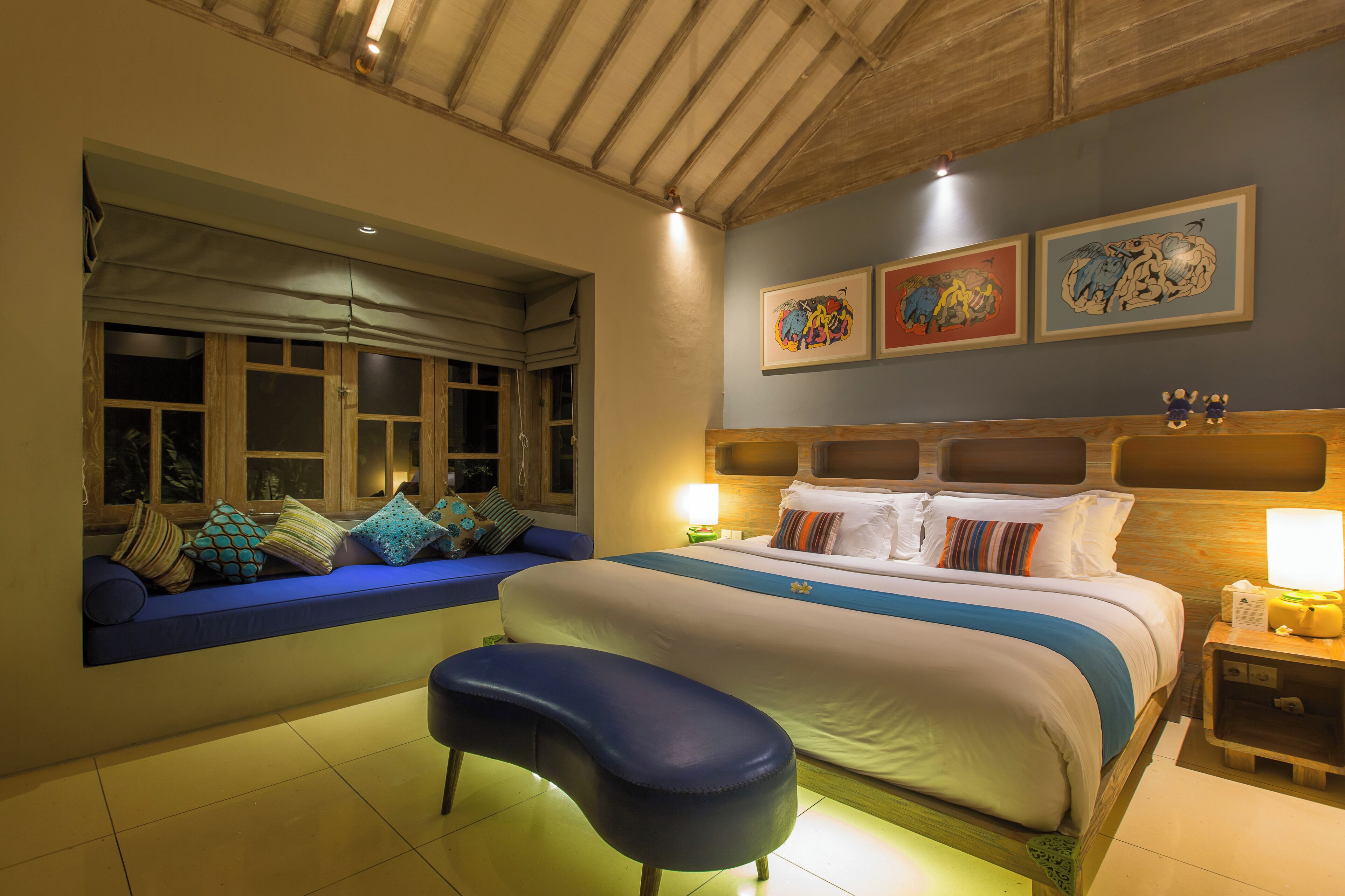 Cofres nos quartos, escrivaninha, ferros/tábuas de passar roupa