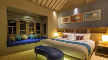 Cofres nos quartos, escrivaninha, ferros/tábuas de passar roupa