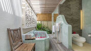 Produtos de toalete grátis, secador de cabelo, roupões de banho