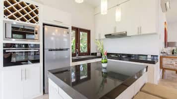 Um frigorífico, um micro-ondas, uma placa de cozinha