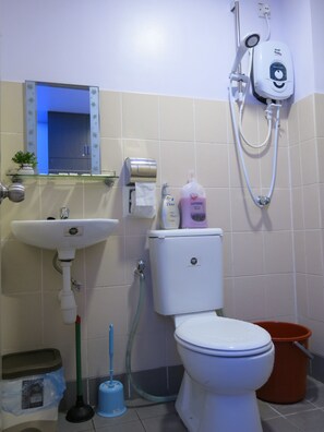 Estúdio Familiar, 2 camas queen-size | Casa de banho | Um polibã, artigos de higiene pessoal grátis, um secador de cabelo 